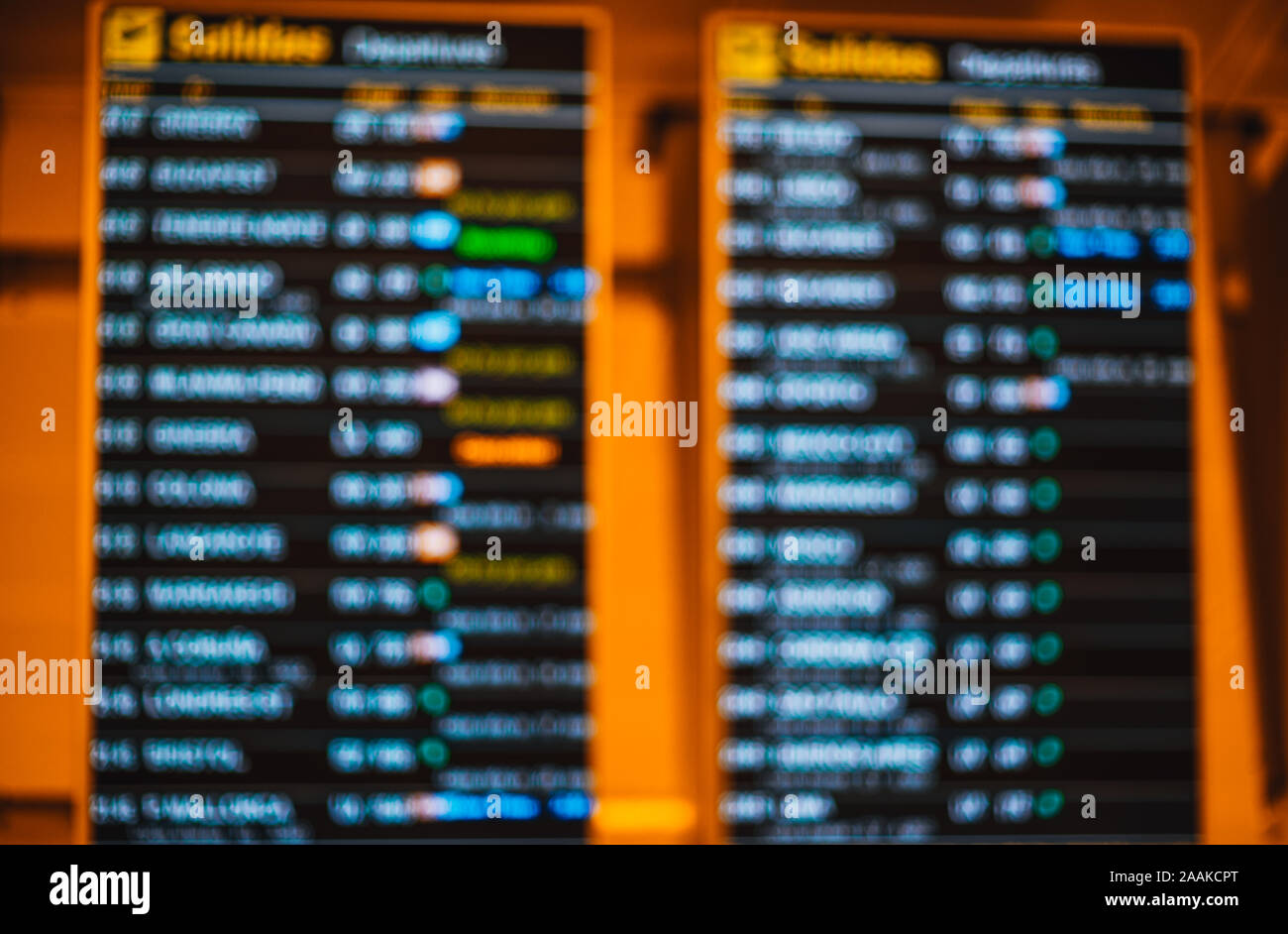 Blured Flugplan Reisende mit Informationen für die An- und Abreise von ...