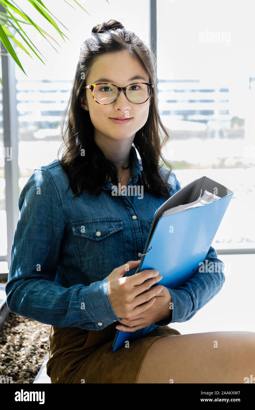 Junge studentin mit minirock -Fotos und -Bildmaterial in hoher ...