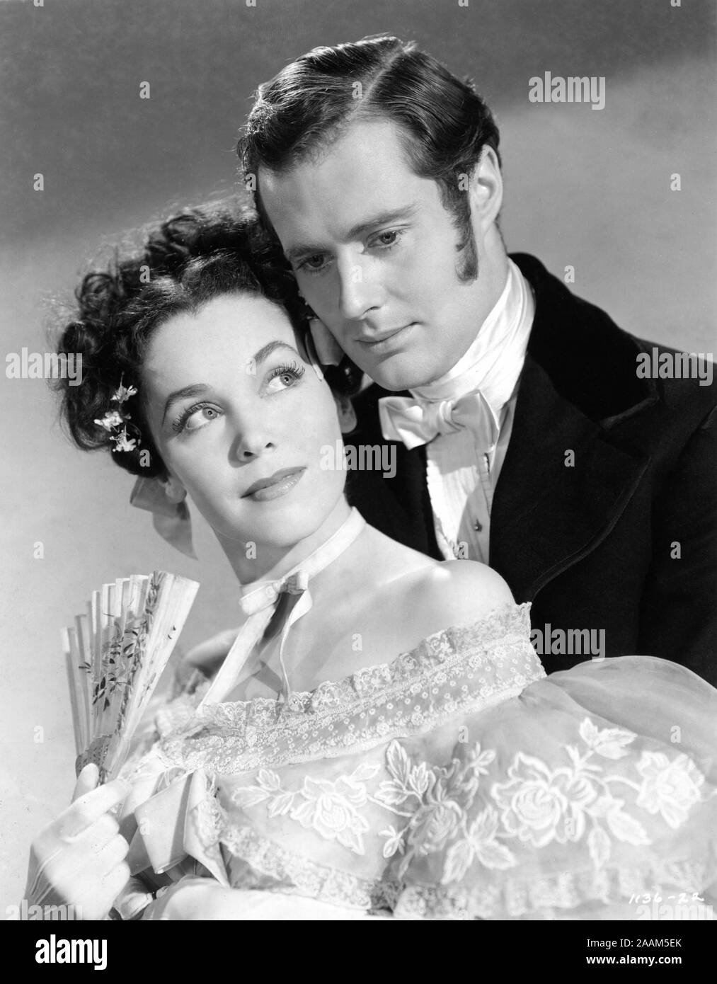 Die MAUREEN O'SULLIVAN als Jane Bennett und BRUCE LESTER als Mr Bingley ...