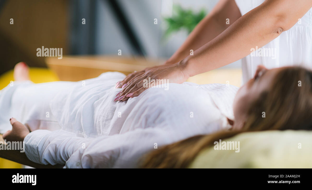 Meditation reiki -Fotos und -Bildmaterial in hoher Auflösung – Alamy
