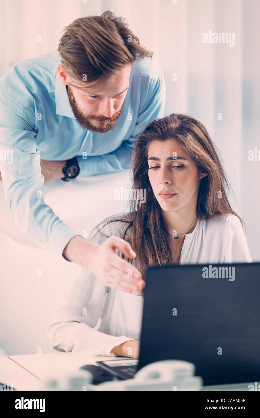 Mobbing am arbeitsplatz -Fotos und -Bildmaterial in hoher Auflösung – Alamy