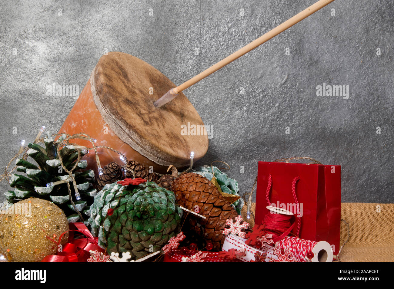 Zambomba spanien -Fotos und -Bildmaterial in hoher Auflösung – Alamy