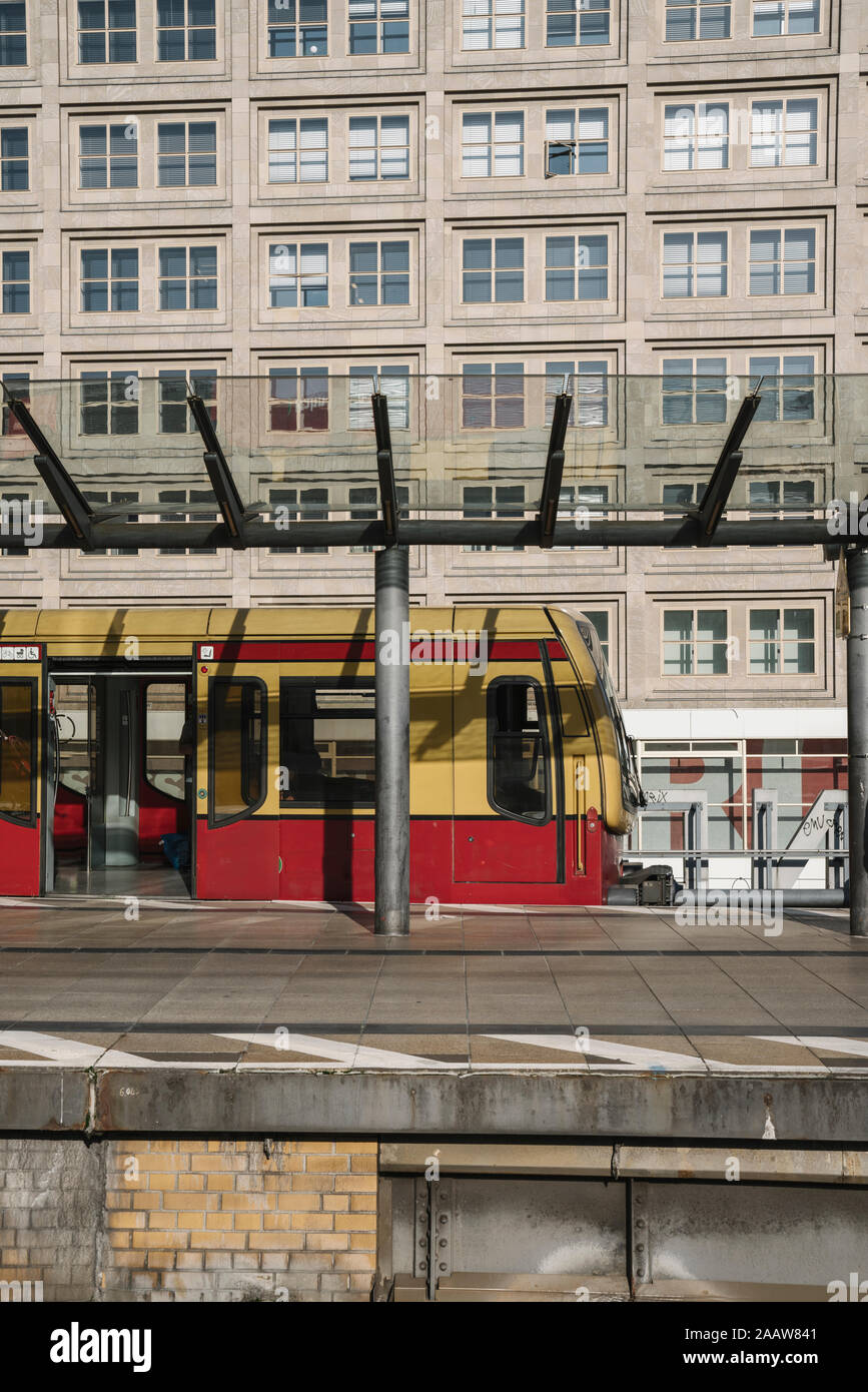 Bahnhof alexanderplatz berlin -Fotos und -Bildmaterial in hoher Auflösung – Alamy