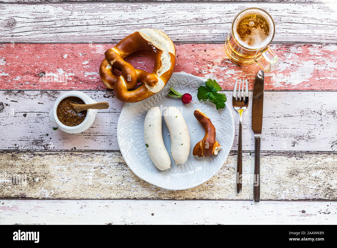Weißwurst Frühstück mit Brezeln, Senf und Bier Stockfotografie - Alamy