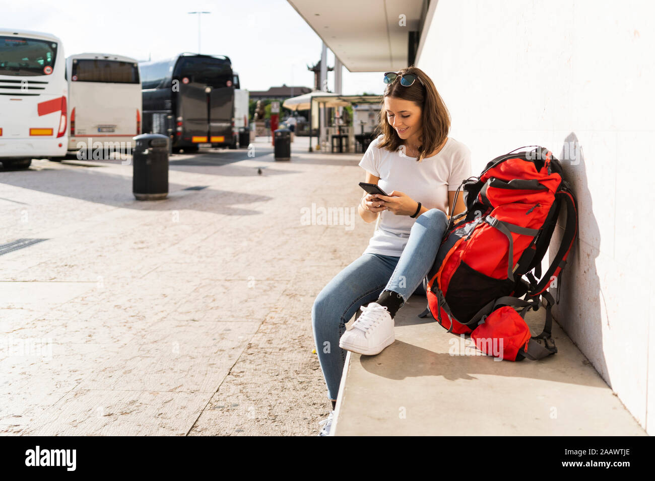Red backpack -Fotos und -Bildmaterial in hoher Auflösung – Alamy