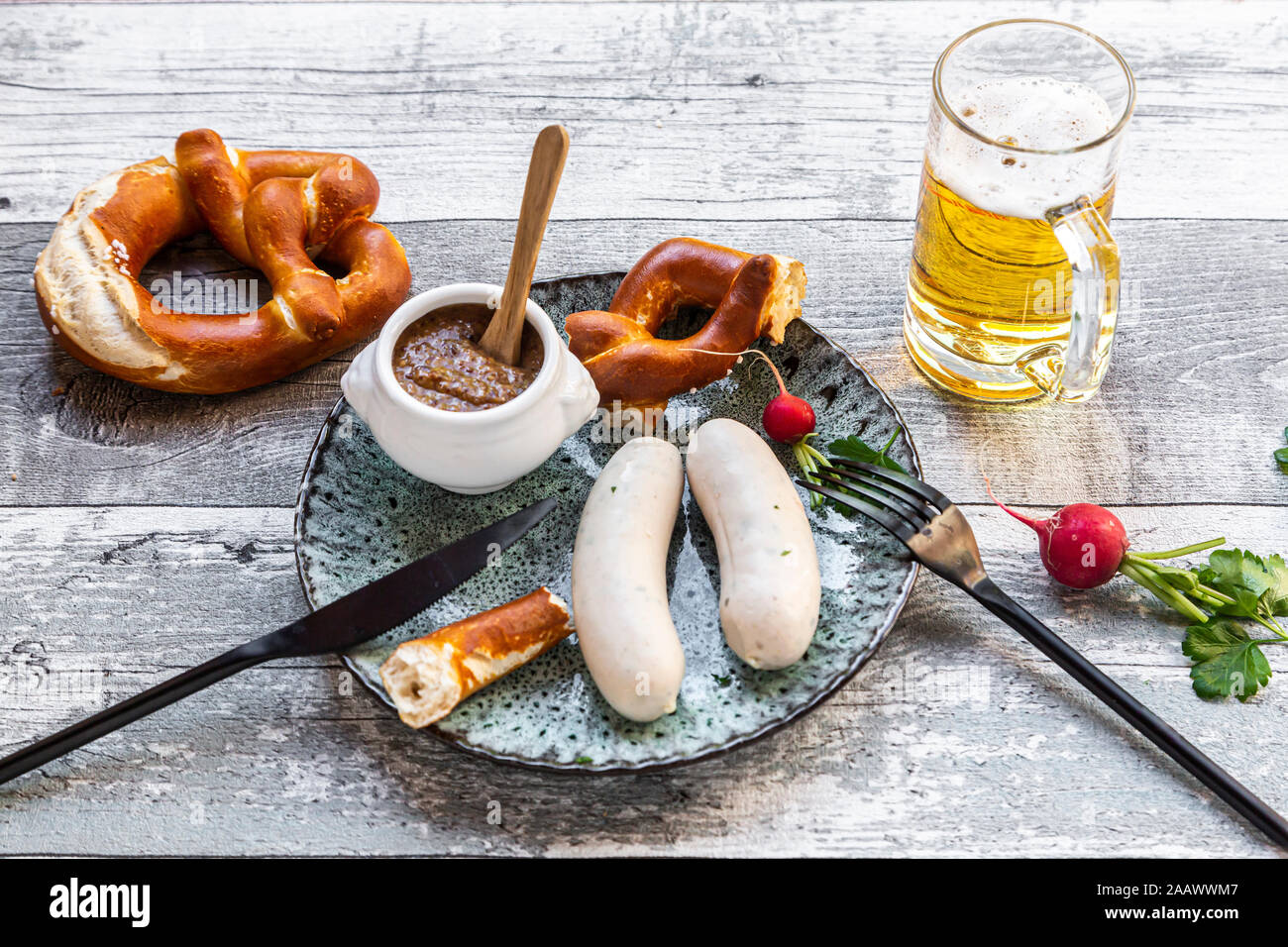 Weißwurst Frühstück mit Brezeln, Senf und Bier Stockfotografie - Alamy