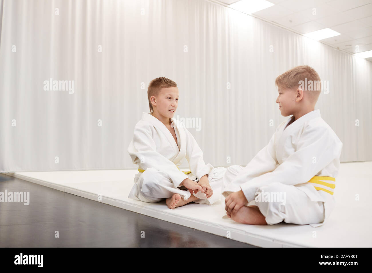 Karate jungen, die in der sporthalle ausbilden -Fotos und -Bildmaterial ...