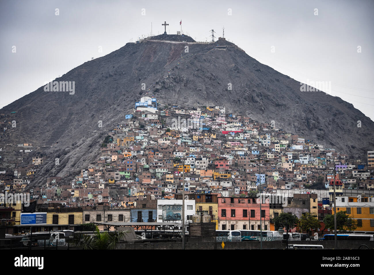 Lima, Peru - 19.November 2019: Farbenfrohe Gebäude an den Hängen des ...