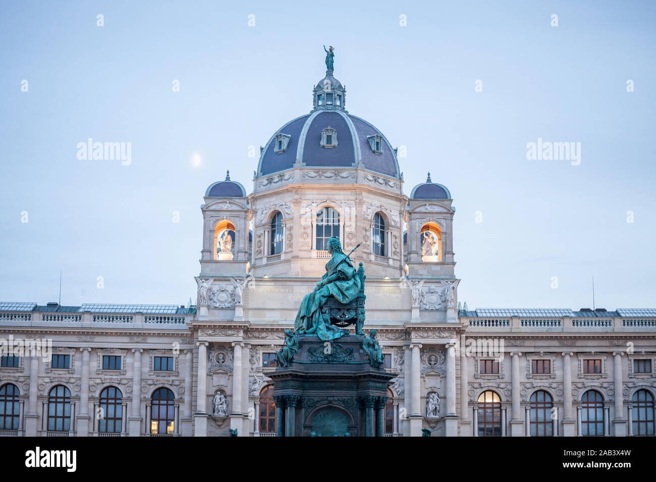 Kaiserin Maria Theresia Statue, im 19. Jahrhundert gebaut, auf Maria ... Kaiserin Maria Theresia Statue, im 19. Jahrhundert gebaut, auf Maria ...