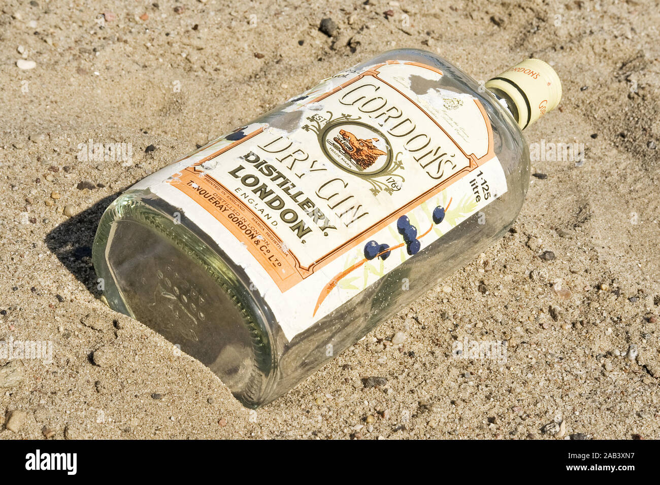 Leere gin flaschen -Fotos und -Bildmaterial in hoher Auflösung – Alamy