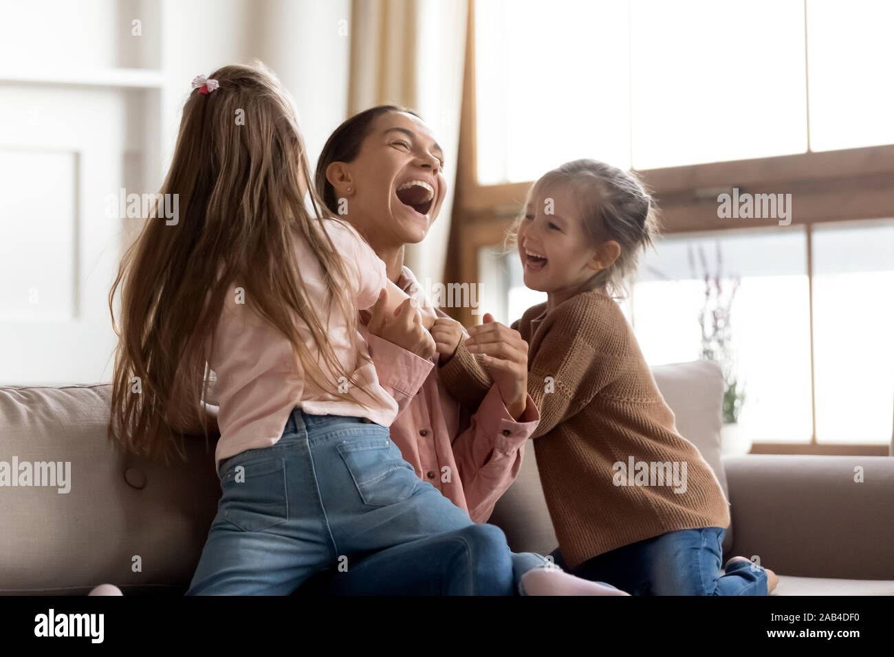 Kitzeln kids -Fotos und -Bildmaterial in hoher Auflösung – Alamy