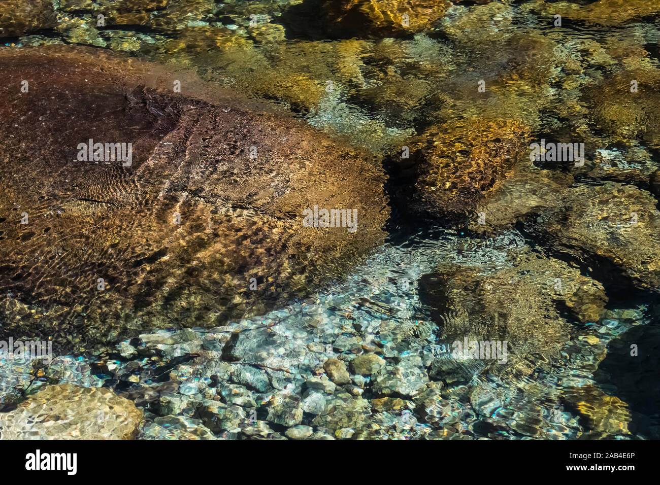 Klares Wasser und Wellen von Kings River entlang der Zumwalt Wiese Loop ...