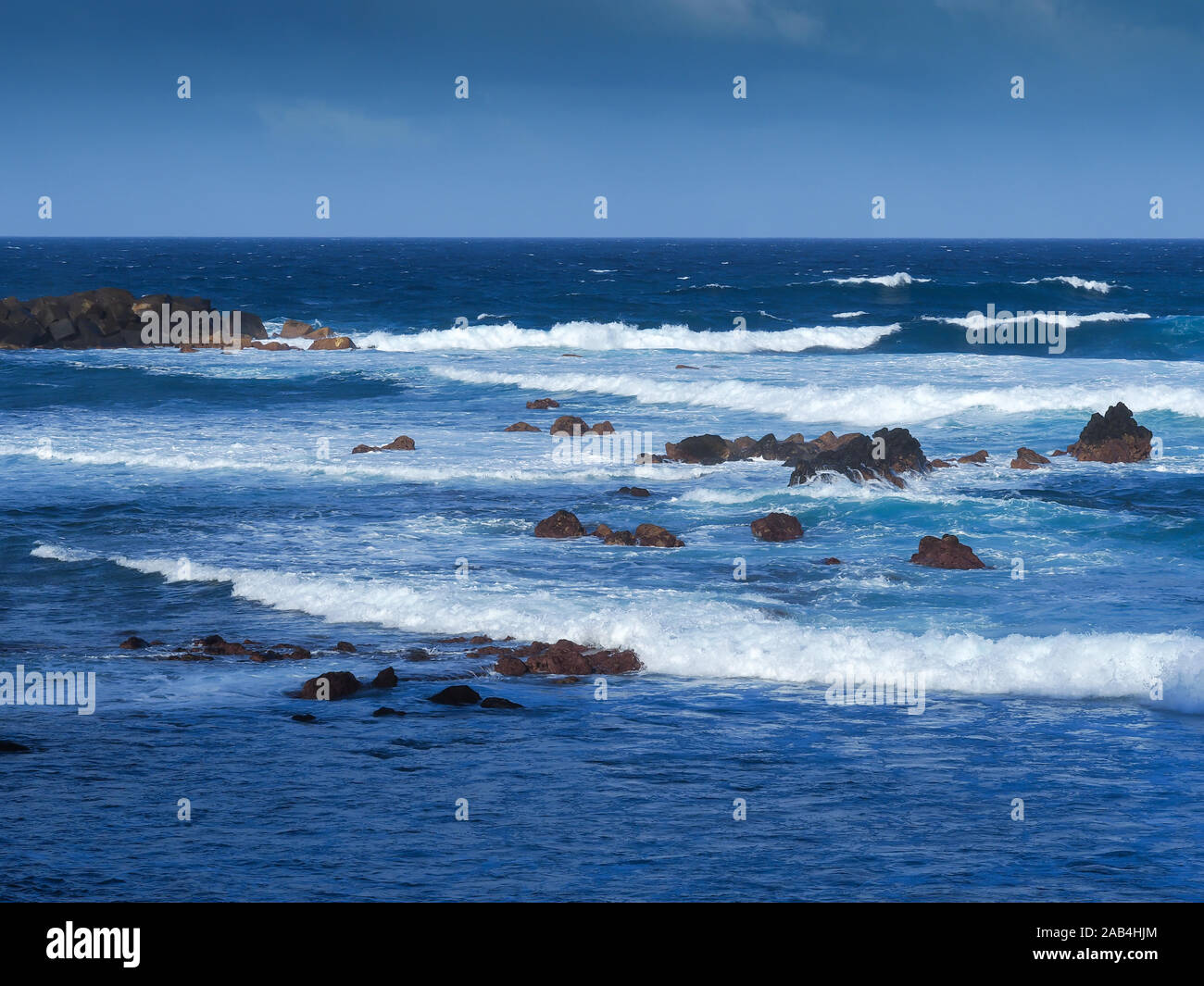 Wellen des Atlantiks und vulkanischen Felsen an der Küste bei Puerto de ...