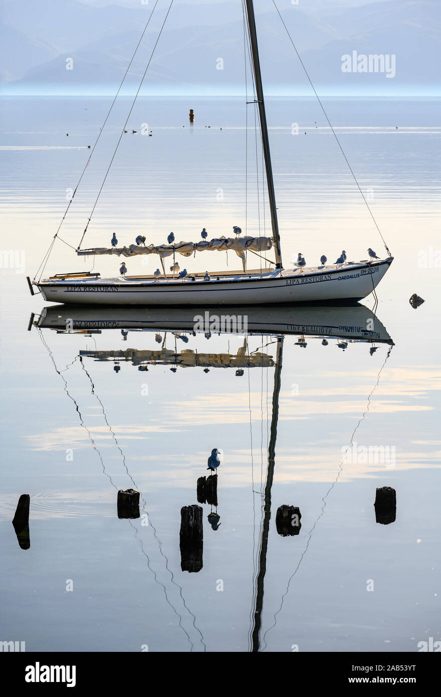 Ein Segelboot am Ohridsee an Peshtani im Norden von Mazedonien ...