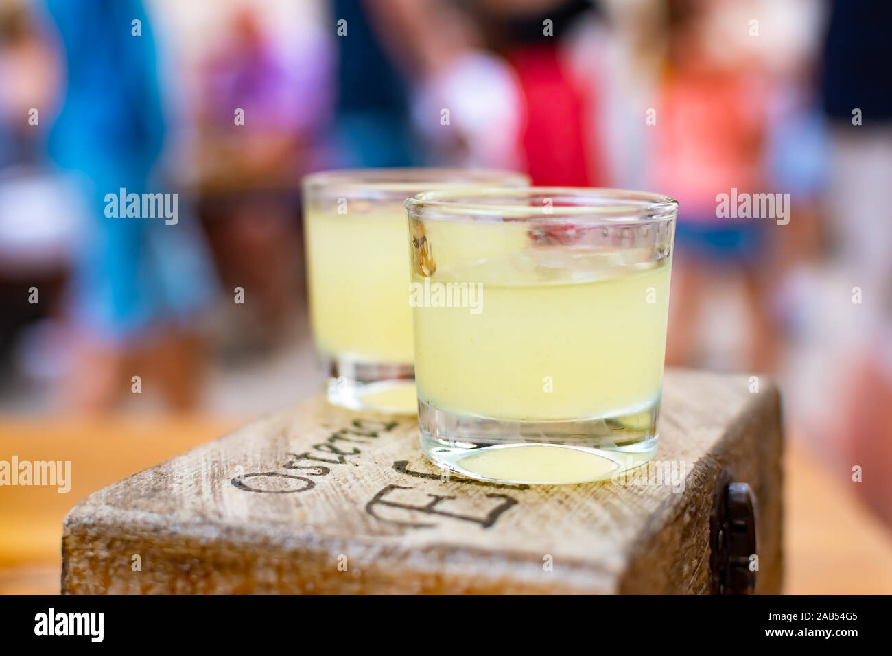 Pomada, Glas erfrischender Cocktail, Frische Zitrone trinken mit ...