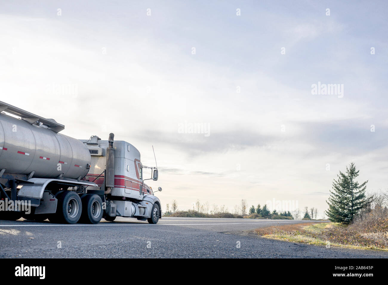 Klassische weiße und rote Amerikanische Big Rig Semi Truck mit ...