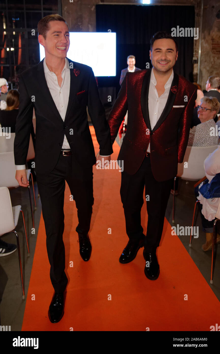 Köln, Deutschland. 25 Nov, 2019. Die Schauspieler Timothy Boldt ...