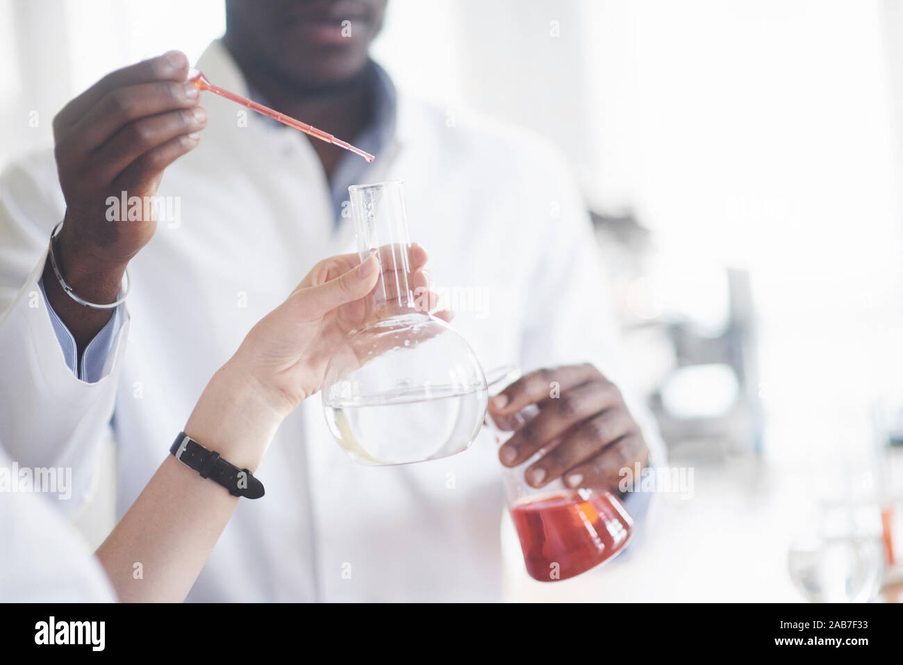 Experimente im chemischen Labor. Das Experiment wurde in einem Labor in ...