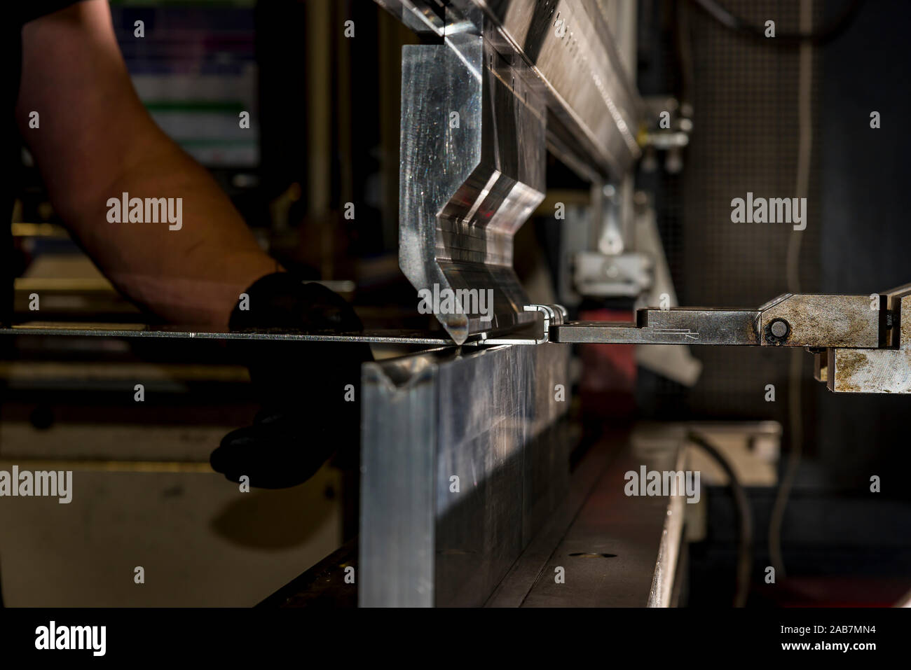 Operator das Biegen von Metall Blatt für Blatt Biegemaschine Biegen von ...
