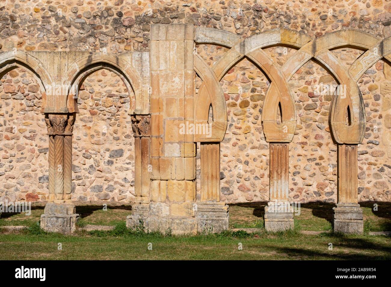 Romanesque architecture 12th century -Fotos und -Bildmaterial in hoher ...