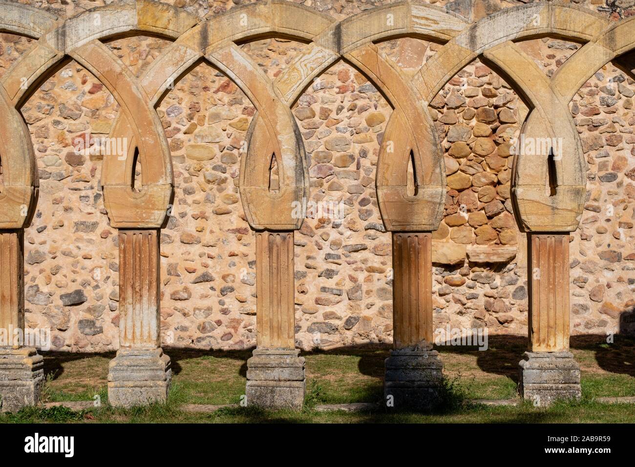 Romanesque architecture 12th century -Fotos und -Bildmaterial in hoher ...