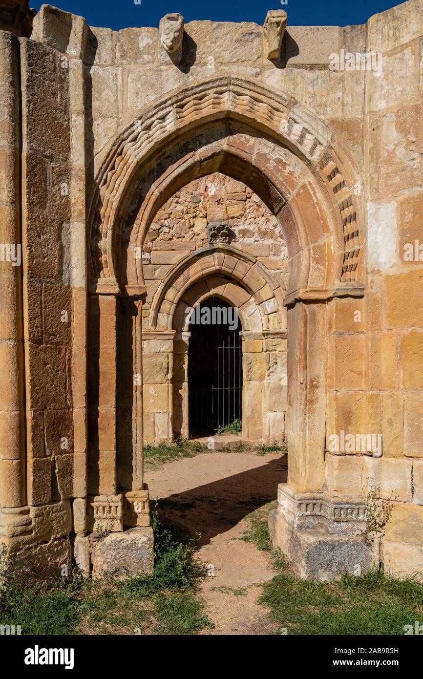 Romanesque architecture 12th century -Fotos und -Bildmaterial in hoher ...