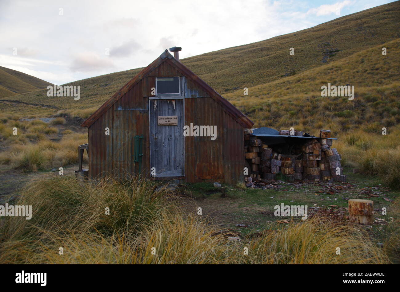 Camp Stream Hut. Te Araroa Trail. Zwei Daumen verfolgen. Te Kahui ...
