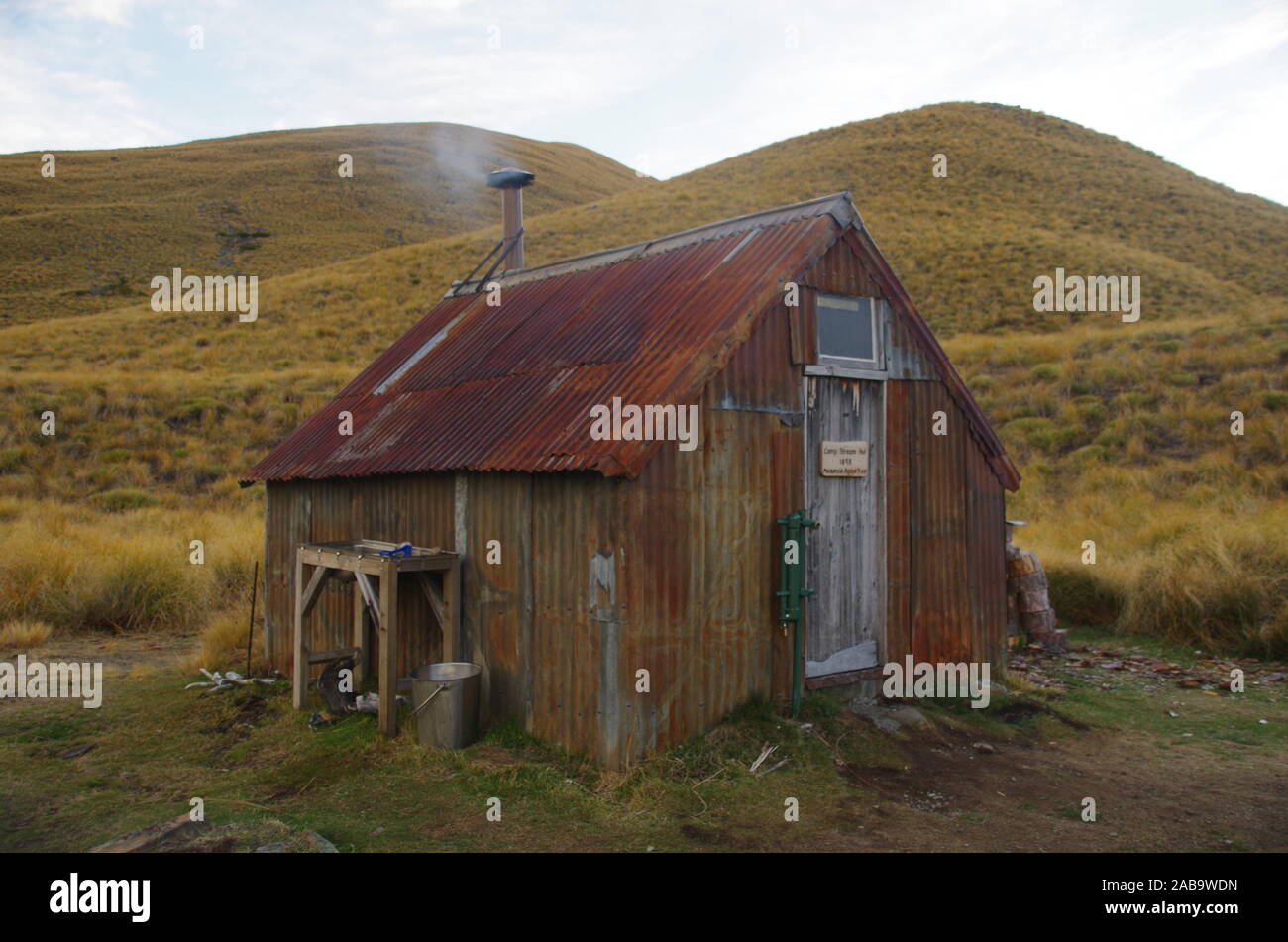 Camp Stream Hut. Te Araroa Trail. Zwei Daumen verfolgen. Te Kahui ...