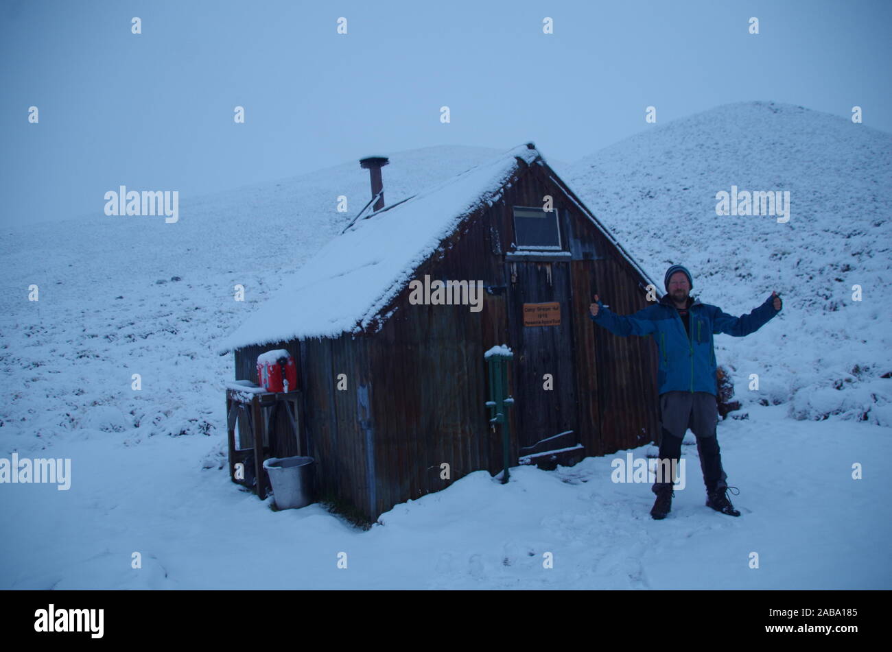 Camp Stream Hut Schnee. Te Araroa Trail. Zwei Daumen verfolgen. Te ...