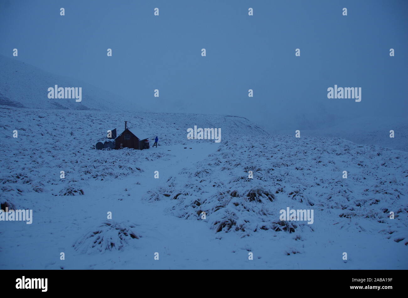 Camp Stream Hut Schnee. Te Araroa Trail. Zwei Daumen verfolgen. Te ...