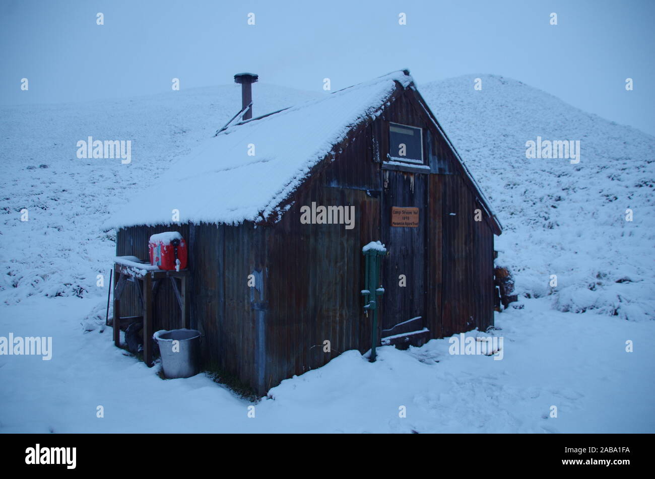 Camp Stream Hut Schnee. Te Araroa Trail. Zwei Daumen verfolgen. Te ...