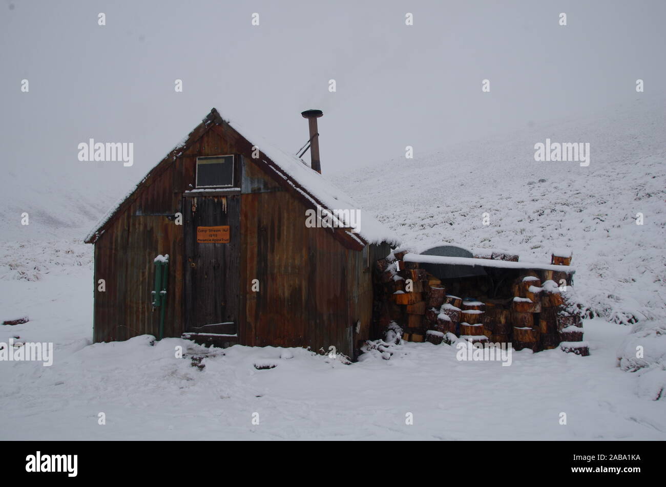Camp Stream Hut Schnee. Te Araroa Trail. Zwei Daumen verfolgen. Te ...
