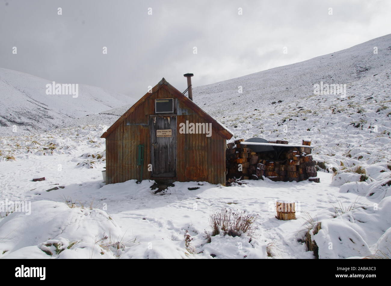 Camp Stream Hut Schnee. Te Araroa Trail. Zwei Daumen verfolgen. Te ...