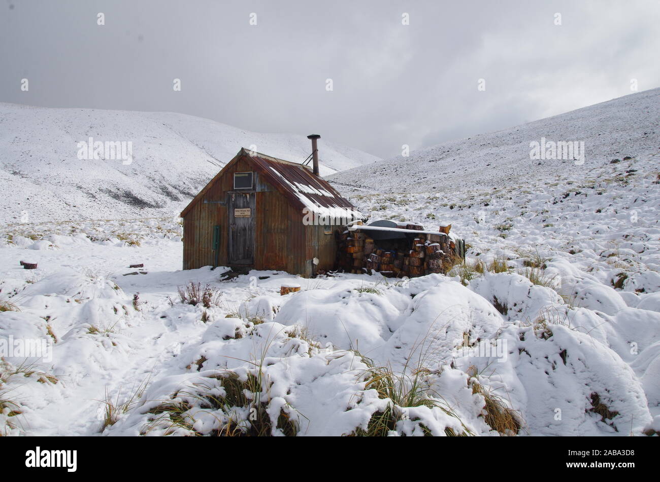 Camp Stream Hut Schnee. Te Araroa Trail. Zwei Daumen verfolgen. Te ...