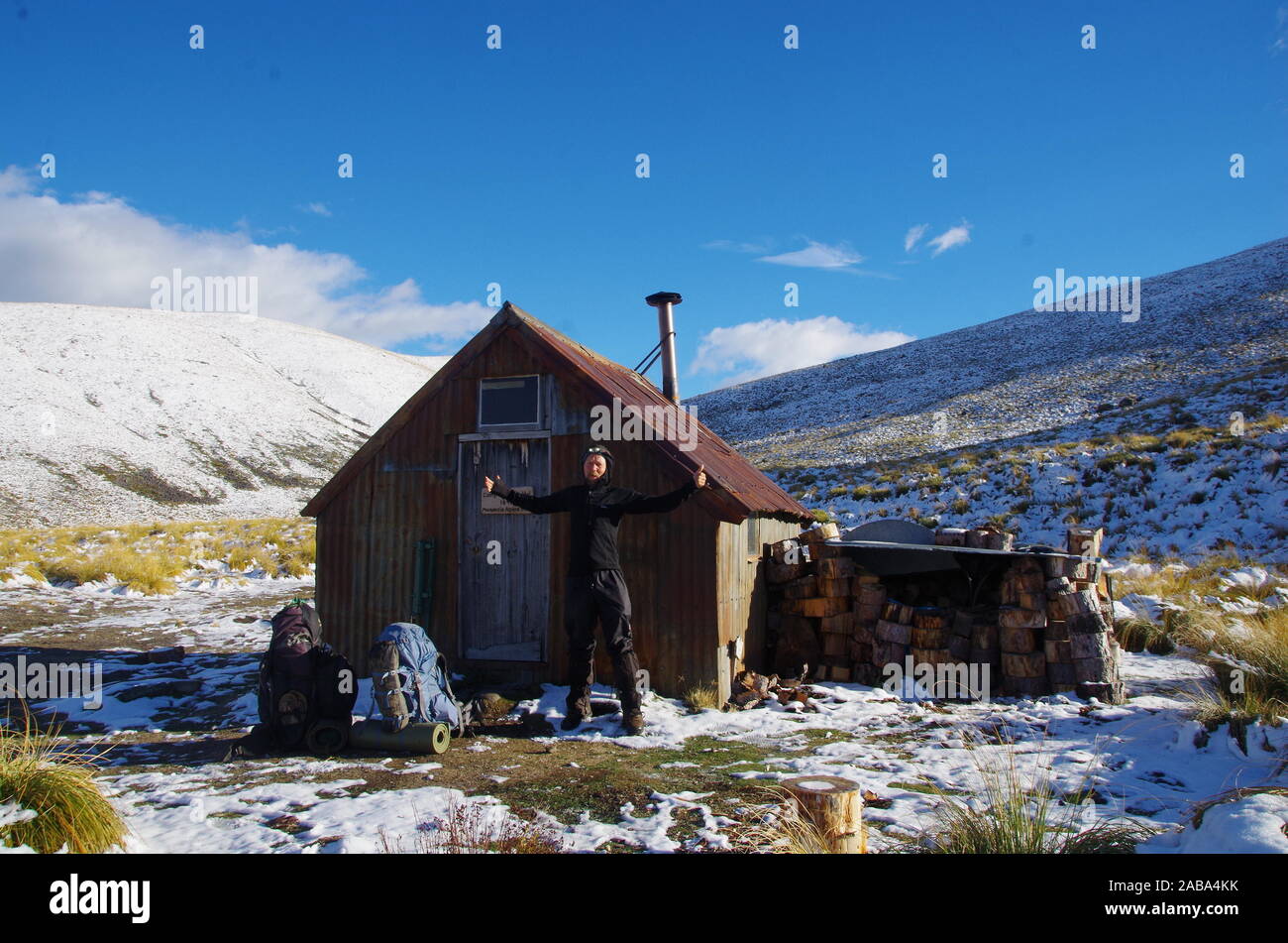 Camp Stream Hut Schnee. Te Araroa Trail. Zwei Daumen verfolgen. Te ...