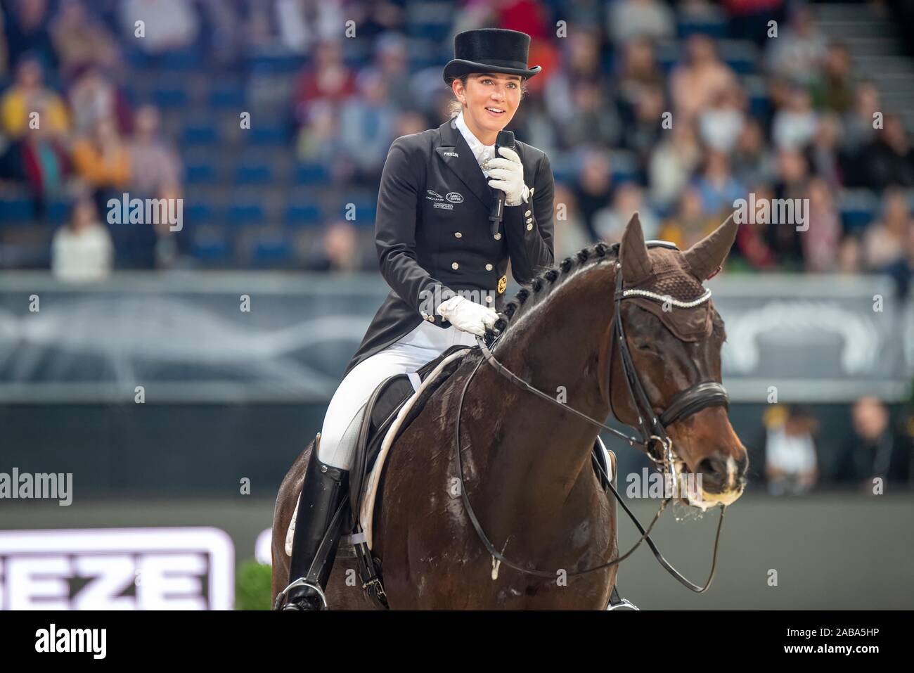 STUTTGART, DEUTSCHLAND - 17. NOVEMBER: Lisa Müller (GER) in den Darm ...
