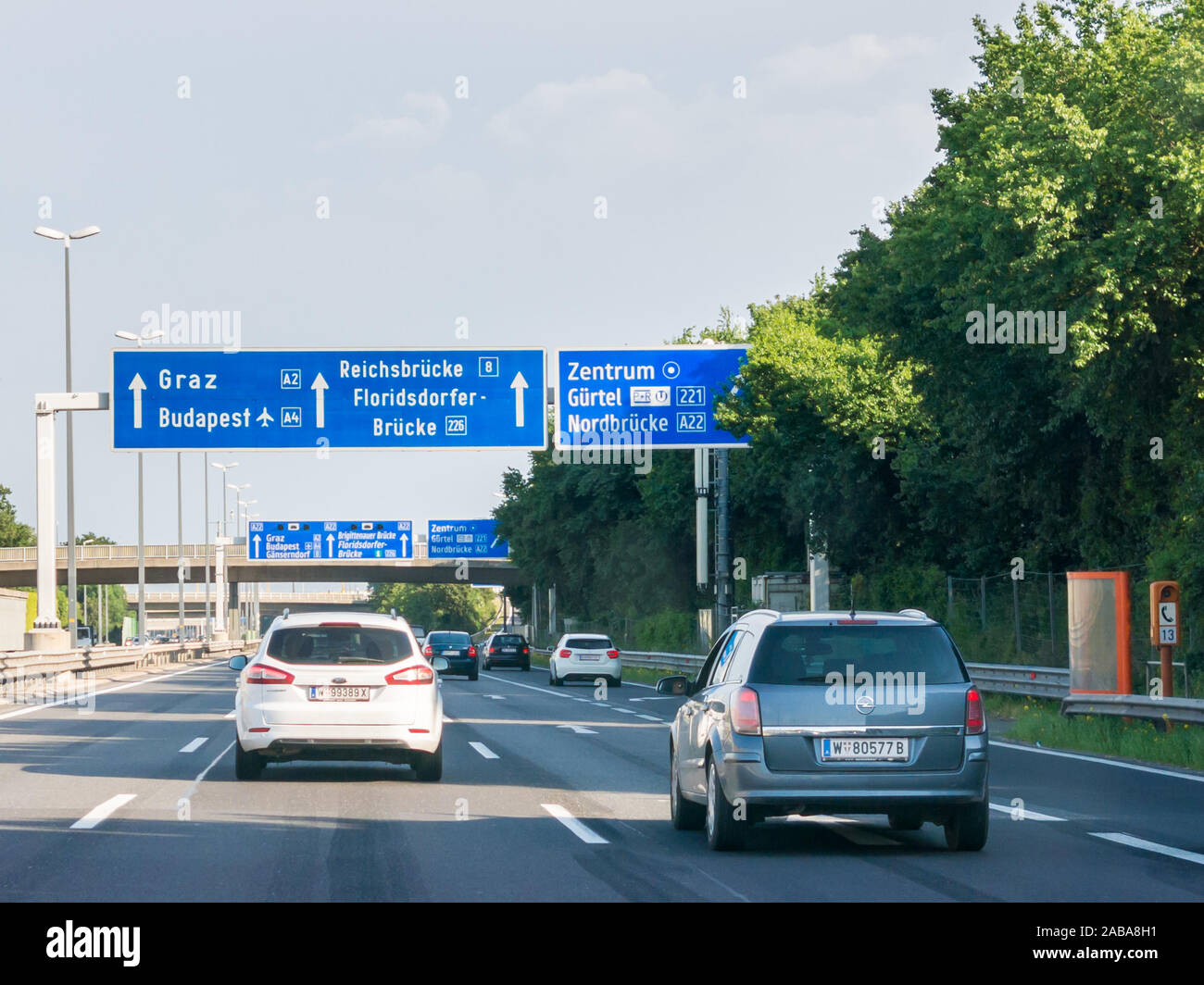 Beschilderung auf der autobahn -Fotos und -Bildmaterial in hoher ...