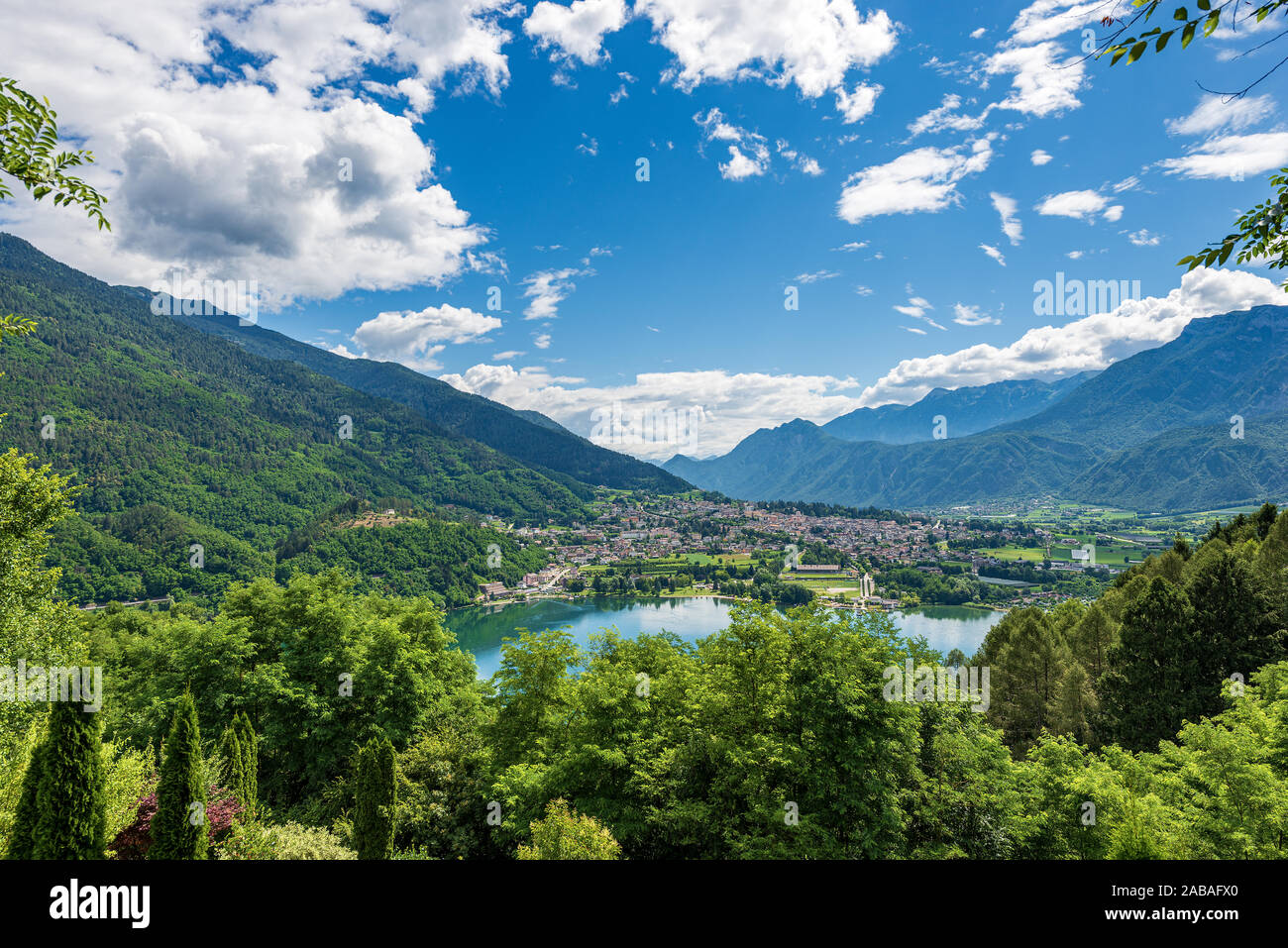 Luftaufnahme von der kleinen Stadt von Levico Terme mit dem See (Lago di Levico) und die Berge ...