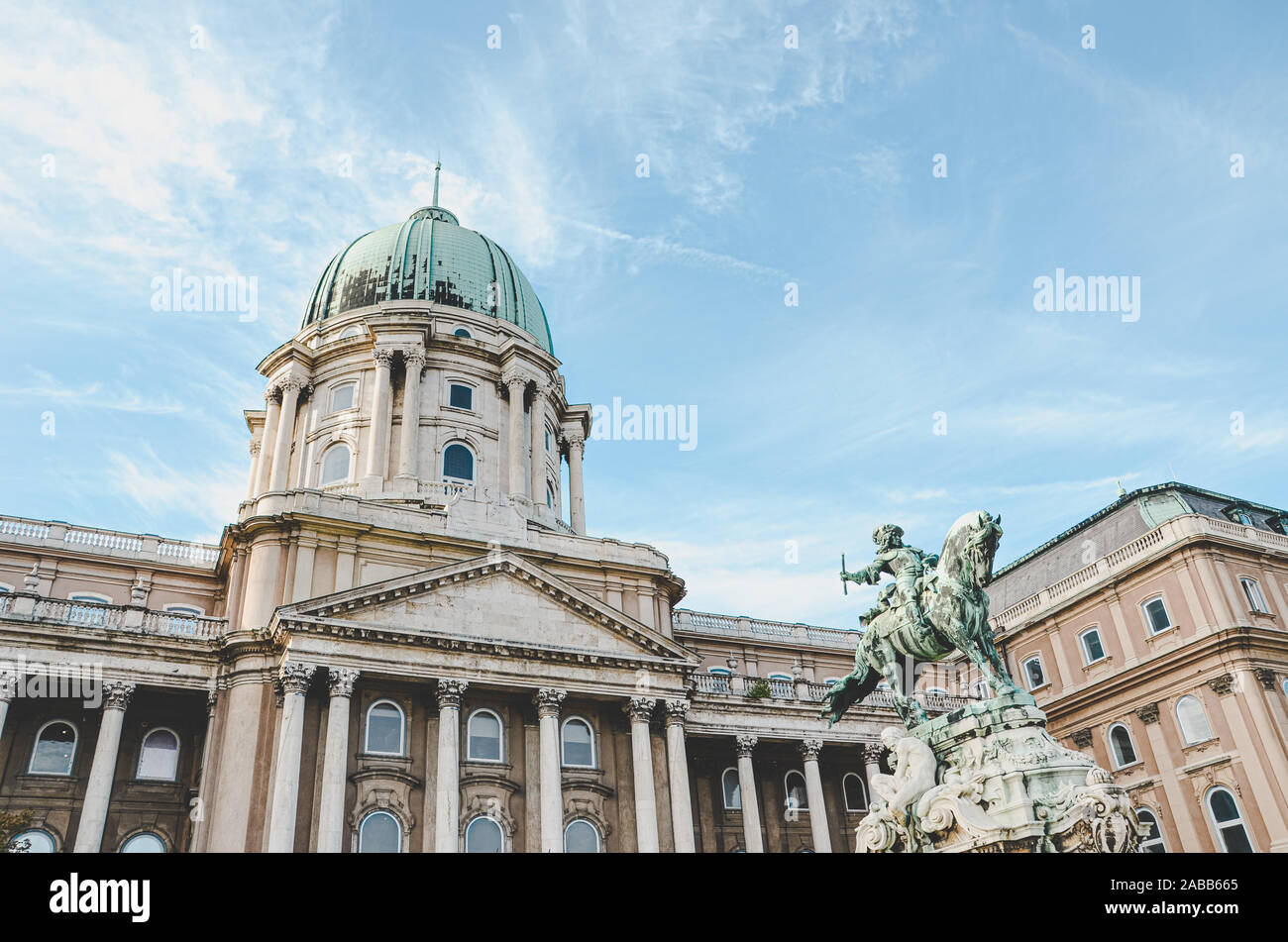 Budapest, Ungarn - Nov 6, 2019: Schloss Buda mit der Reiterstatue von ...