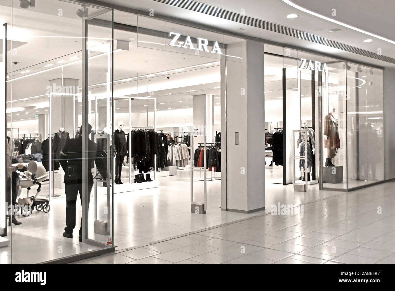 Zara shop inside -Fotos und -Bildmaterial in hoher Auflösung – Alamy