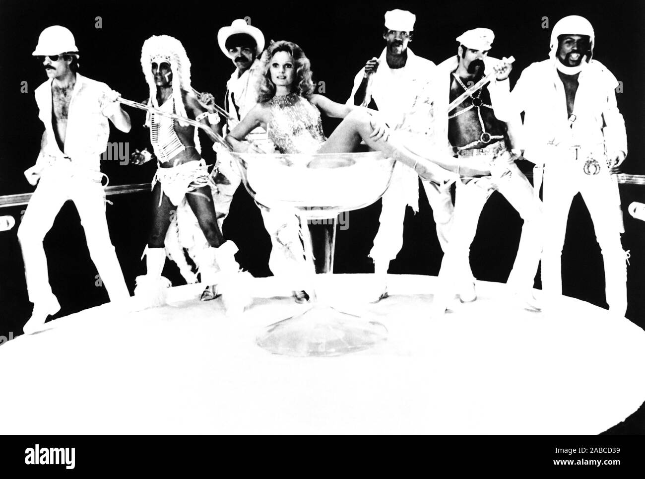 CAN'T STOP DIE MUSIK, Valerie Perrine, Mitte, mit der die Menschen in ...