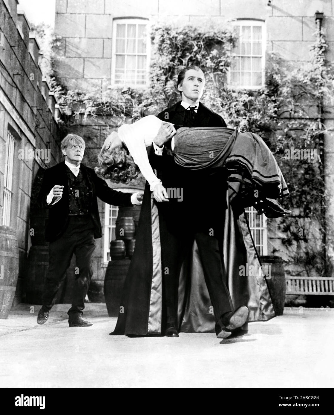 DRACULA: PRINCE OF DARKNESS, von links, Thorley Walters, Christopher ...