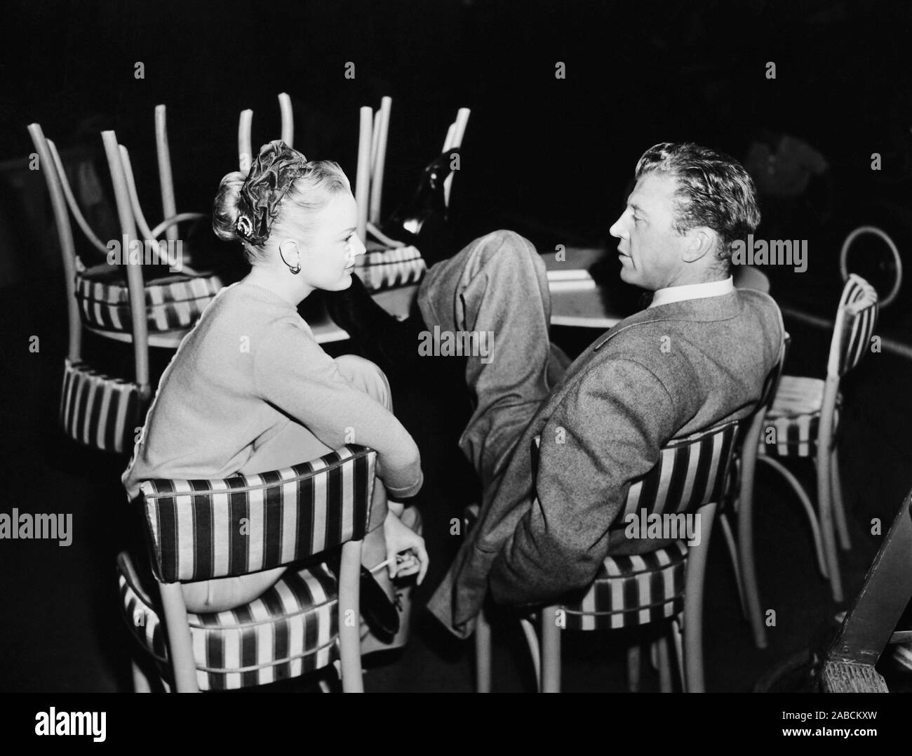 Die Mädchen von nebenan, von links: Juni Haver, Dan Dailey am Set, 1953 ...