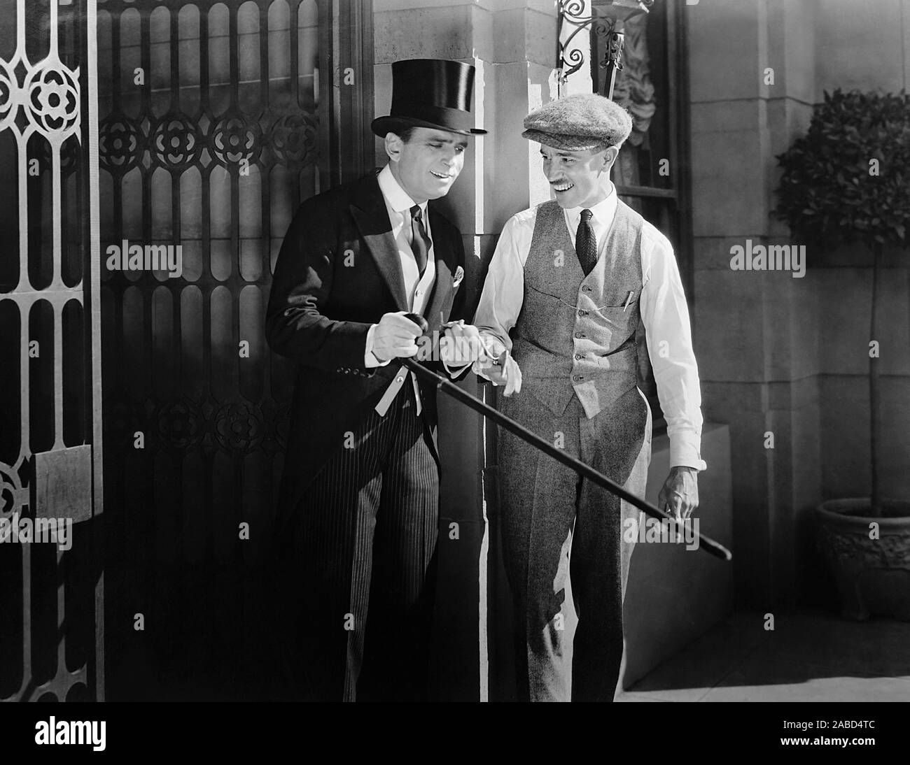 Die Mutter, von links: Douglas Fairbanks, Direktor Theodore Reed am Set ...