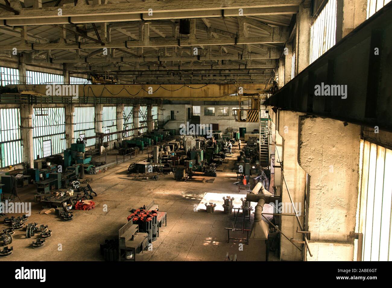 Alte Fabrikhalle mit Geräten und Maschinen und Arbeiter Stockfotografie ...