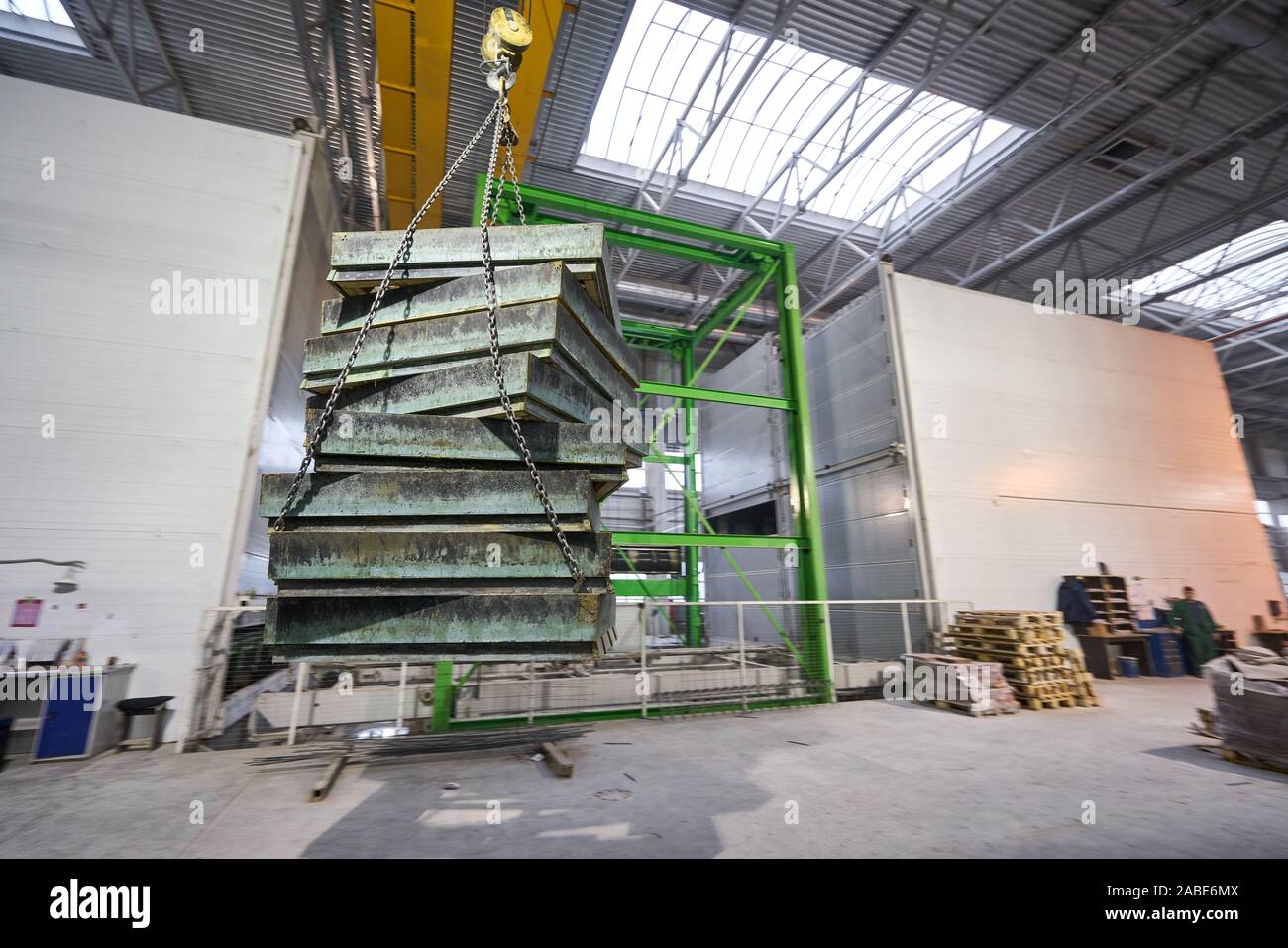 Industriekran trägt Schalung für Betonplatten. Betonwerk. Arbeiter in ...