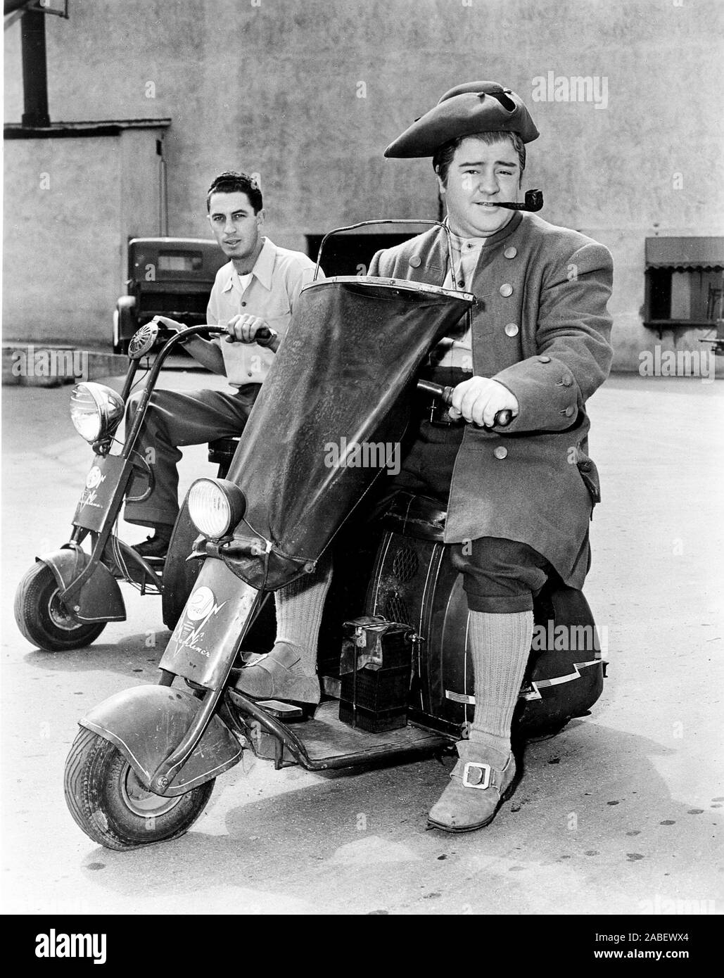 Die ZEIT IHRES LEBENS, Lou Costello, um den Unversal viel rollerfahren ...