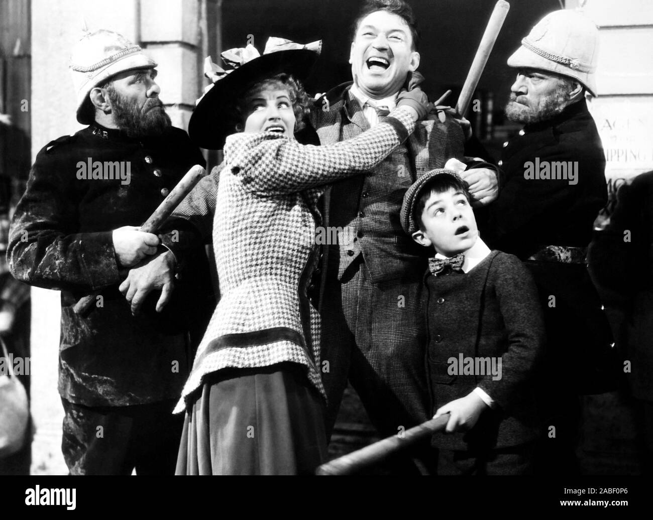 Wir Reich, von links, Mitte, Gracie Fields, Victor McLaglen, Alex ...