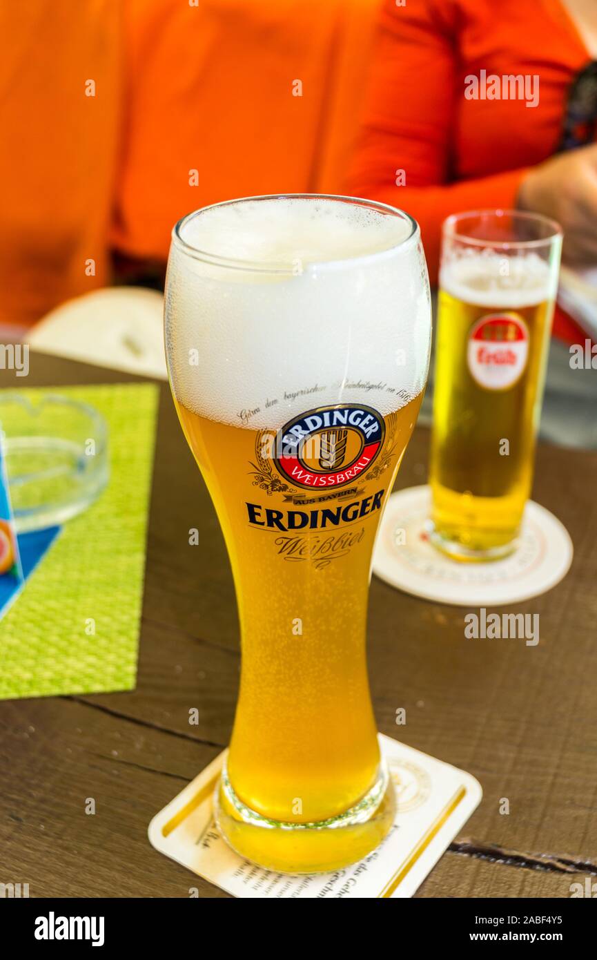 Bedruckte Gläser Erdinger Weißbier, Früh Kölsch Bier an einer Bar in ...