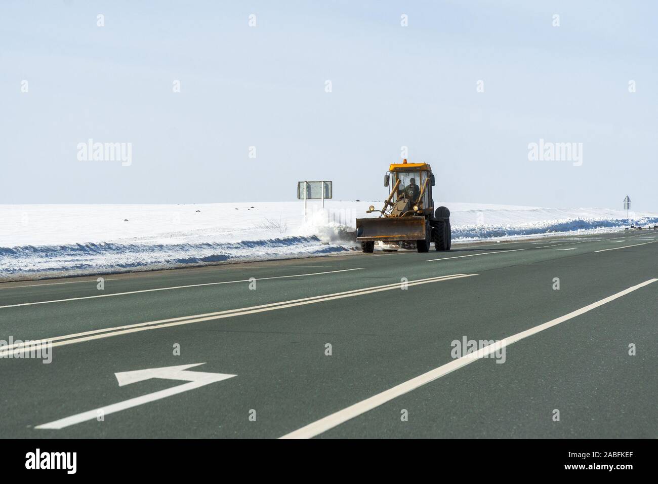 Schneepflug reinigt die Autobahn von Schnee An einem frostigen Tag ...